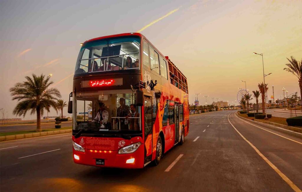 پاکستان کے سب سے بڑے شہر کراچی میں اگلے ماہ اگست سے ڈبل ڈیکر بسیں چلیں ...